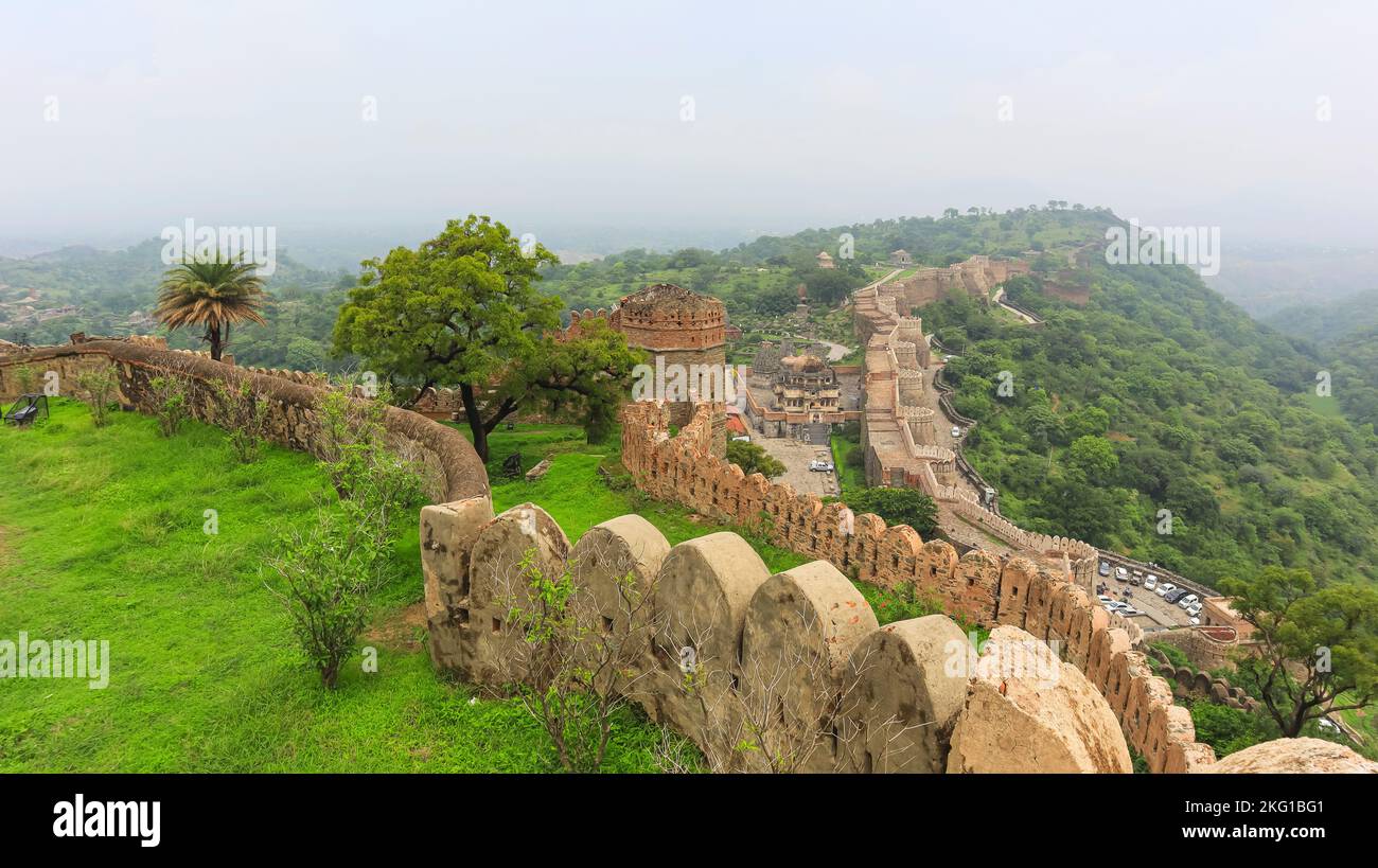 View of protection walls of Kumbhalgarh Fort, Rajasthan, India Stock ...