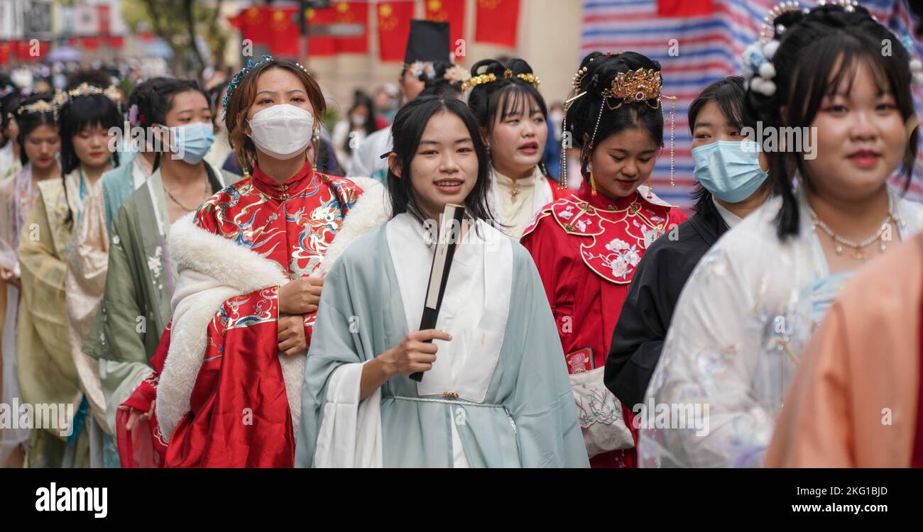 Ahead of the Hanfu Festival, more than 100 Hanfu enthusiasts dressed in ...
