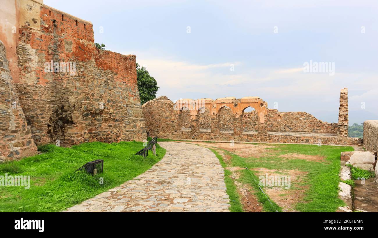 Fallen walls and Fortress of the Kumbhalgarh Fort, Rajasthan, India ...