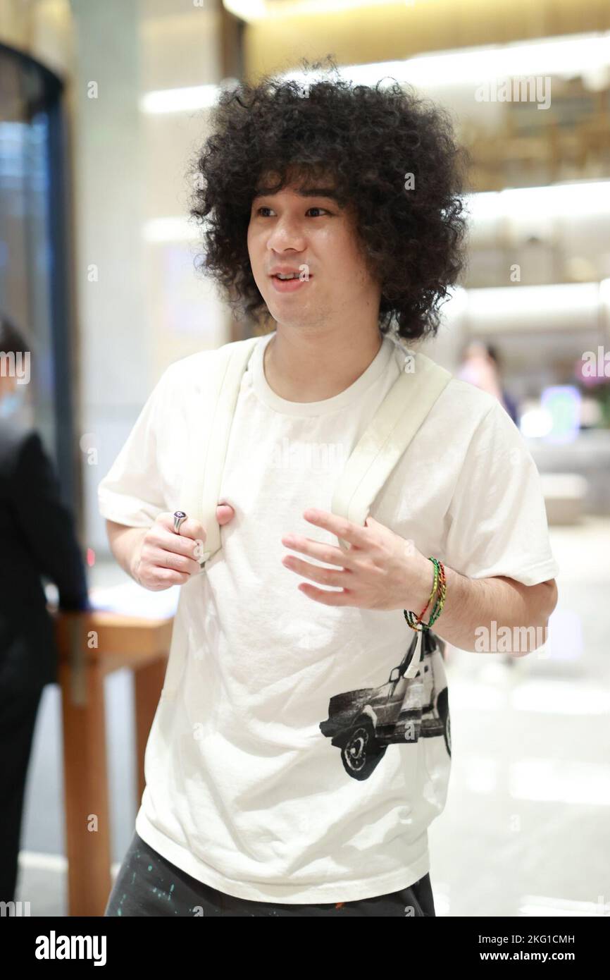Hong Kong singer Mike Tsang Pei Tak appeared on the street in Shanghai ...
