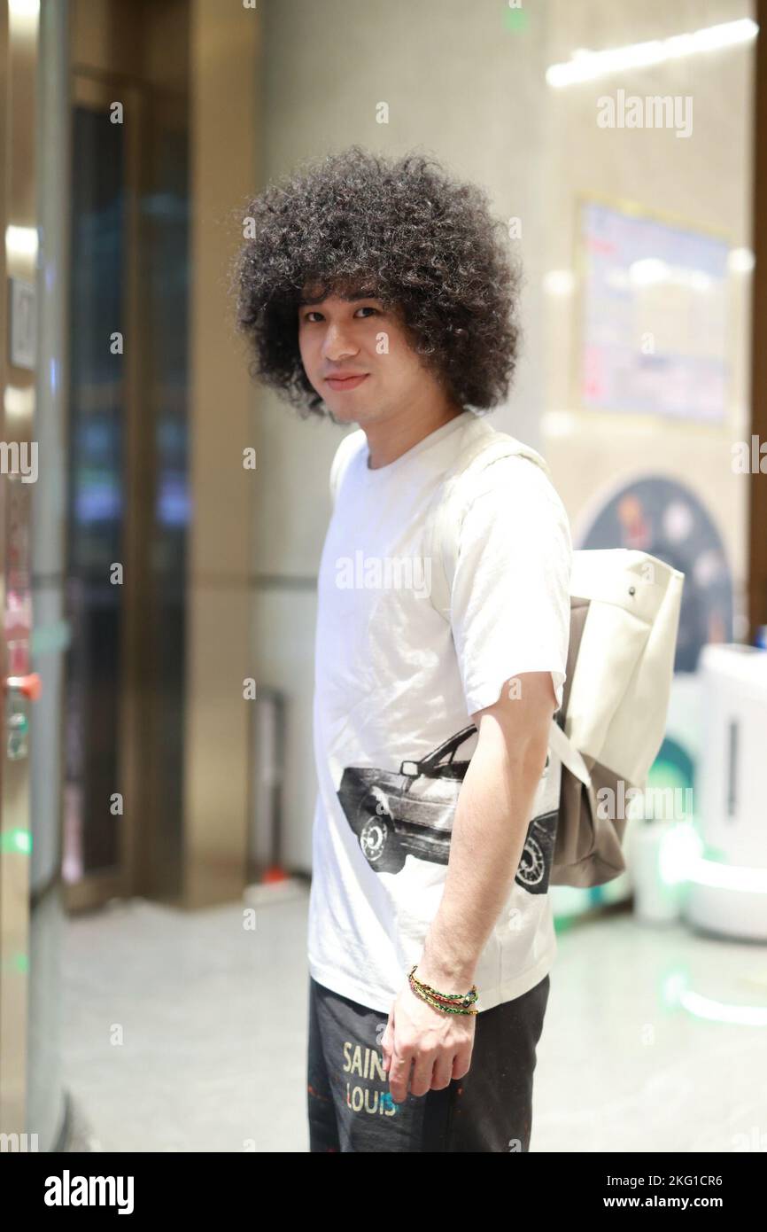 Hong Kong singer Mike Tsang Pei Tak appeared on the street in Shanghai ...
