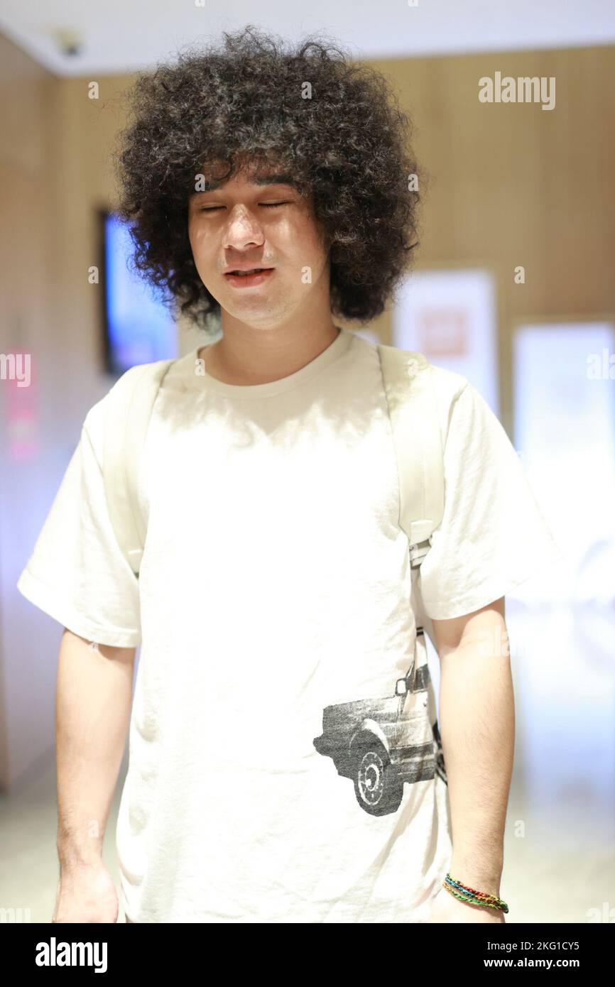 Hong Kong singer Mike Tsang Pei Tak appeared on the street in Shanghai ...