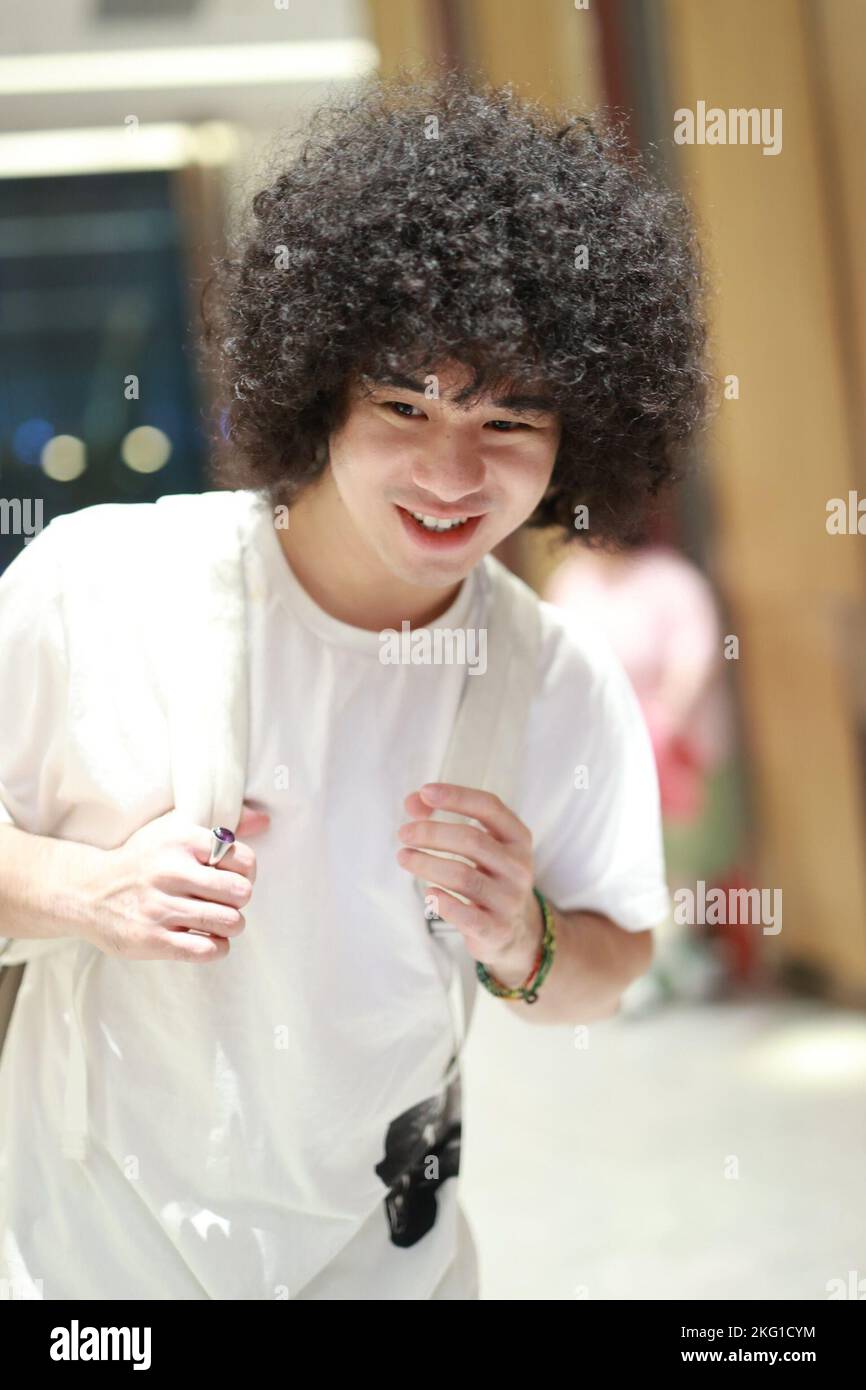 Hong Kong singer Mike Tsang Pei Tak appeared on the street in Shanghai ...