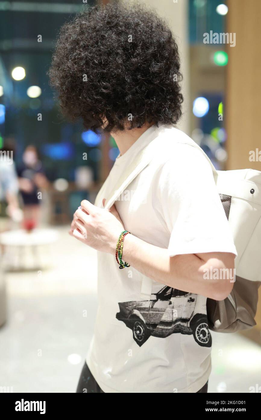 Hong Kong singer Mike Tsang Pei Tak appeared on the street in Shanghai ...