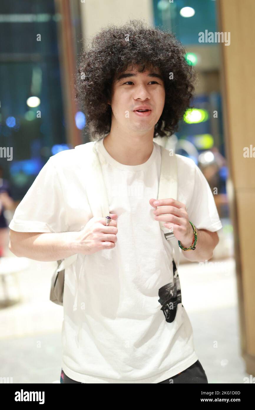 Hong Kong singer Mike Tsang Pei Tak appeared on the street in Shanghai ...