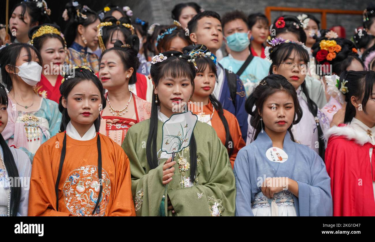 Ahead of the Hanfu Festival, more than 100 Hanfu enthusiasts dressed in ...
