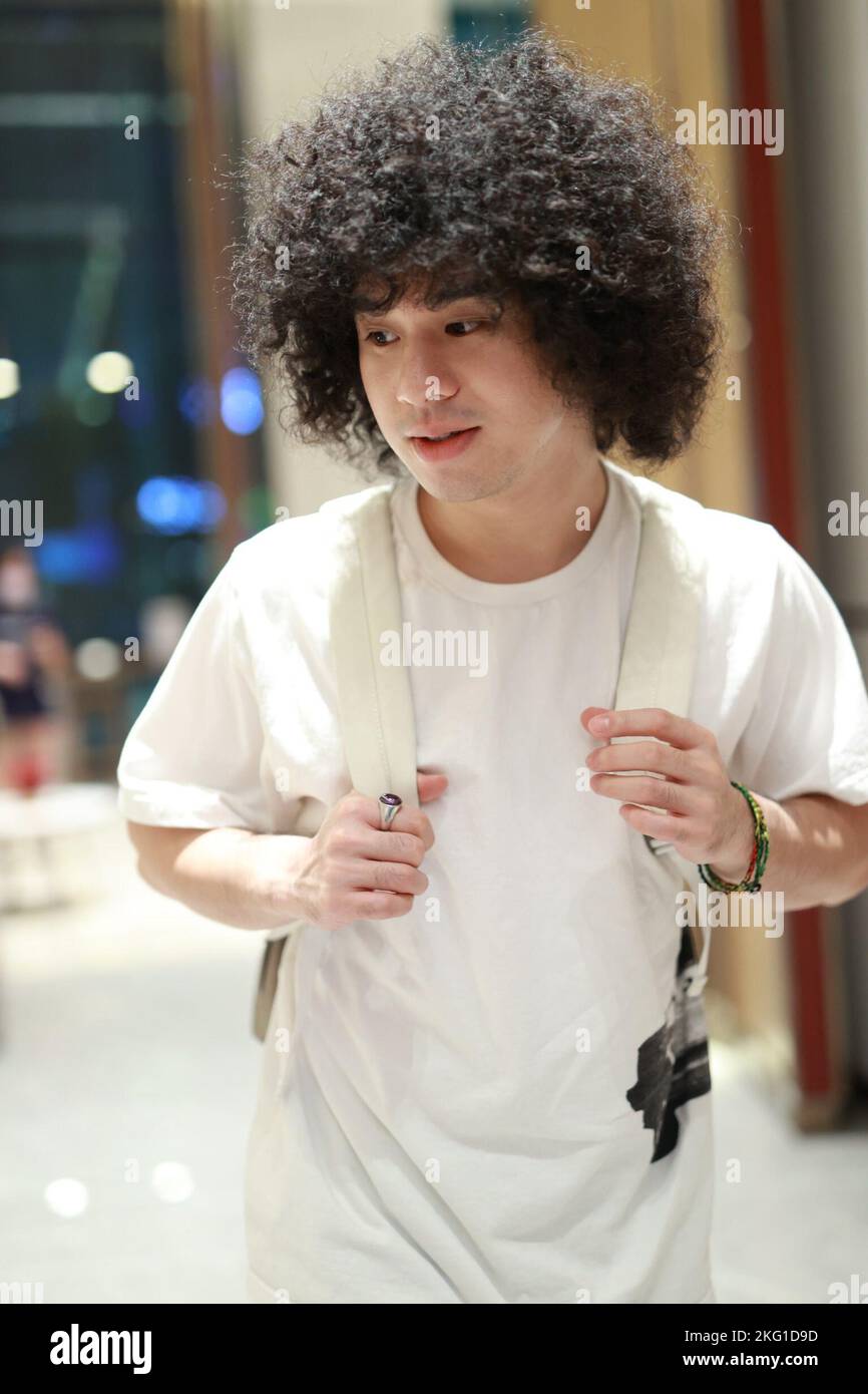 Hong Kong singer Mike Tsang Pei Tak appeared on the street in Shanghai ...