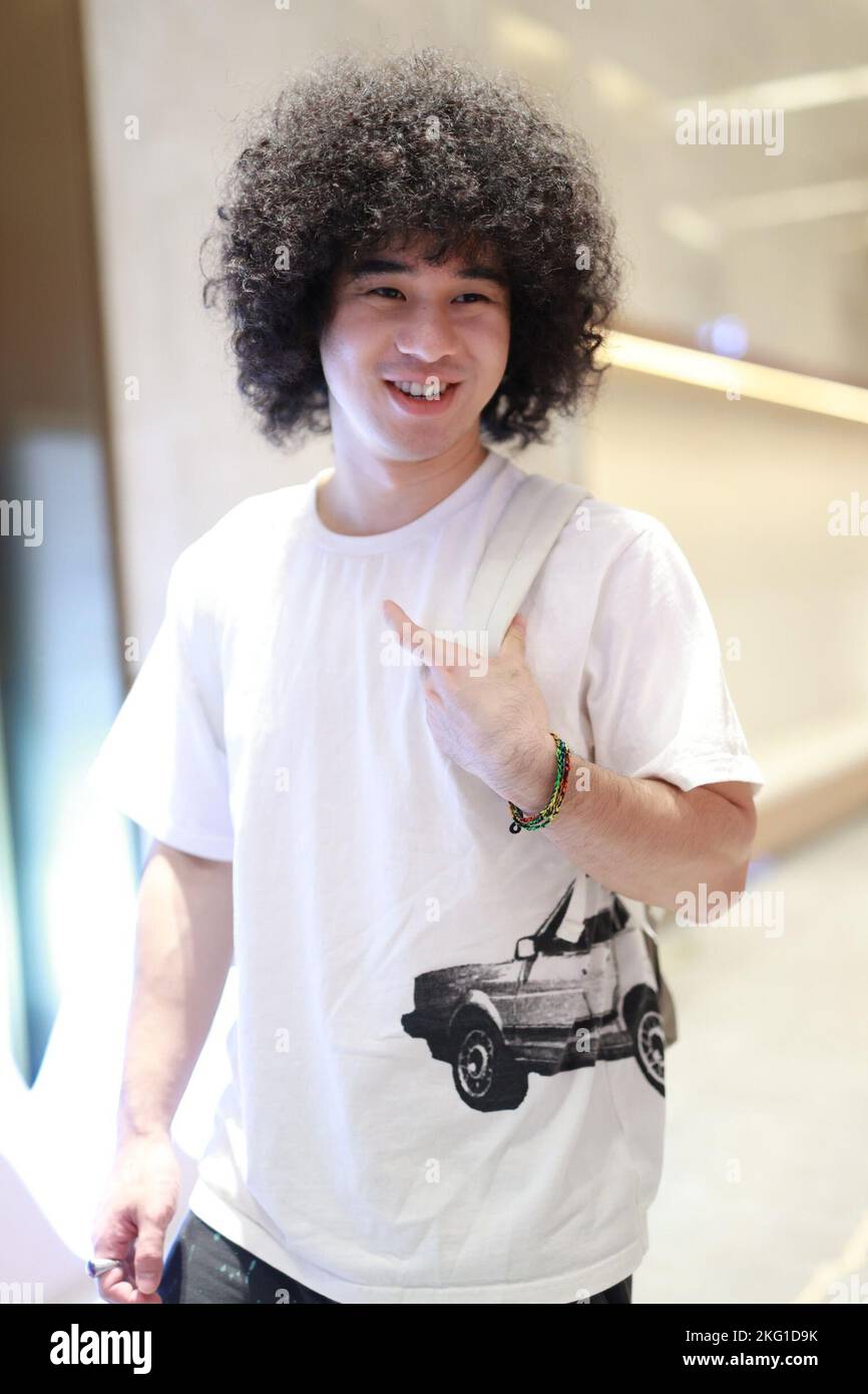 Hong Kong singer Mike Tsang Pei Tak appeared on the street in Shanghai ...