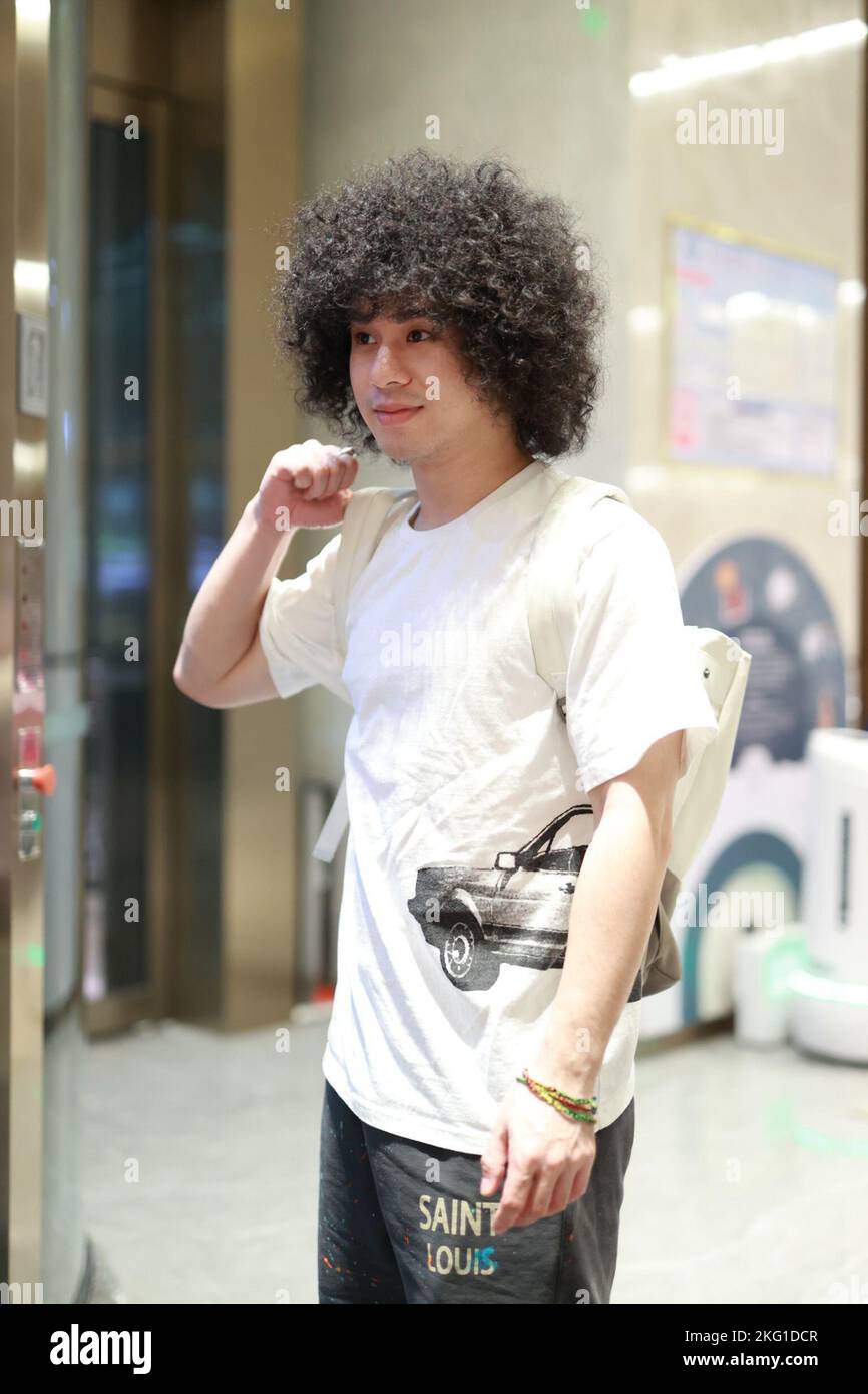 Hong Kong singer Mike Tsang Pei Tak appeared on the street in Shanghai ...
