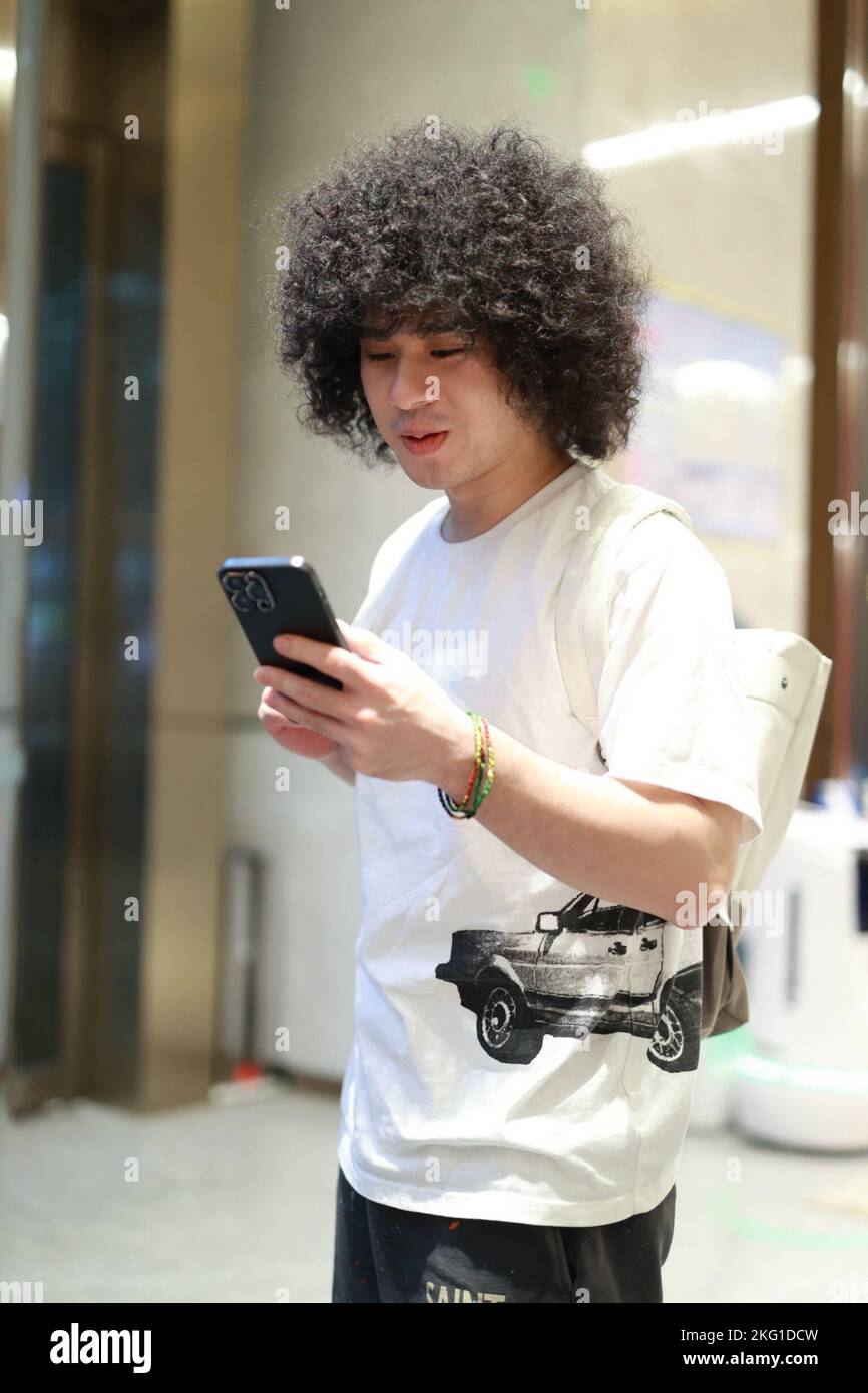 Hong Kong singer Mike Tsang Pei Tak appeared on the street in Shanghai ...