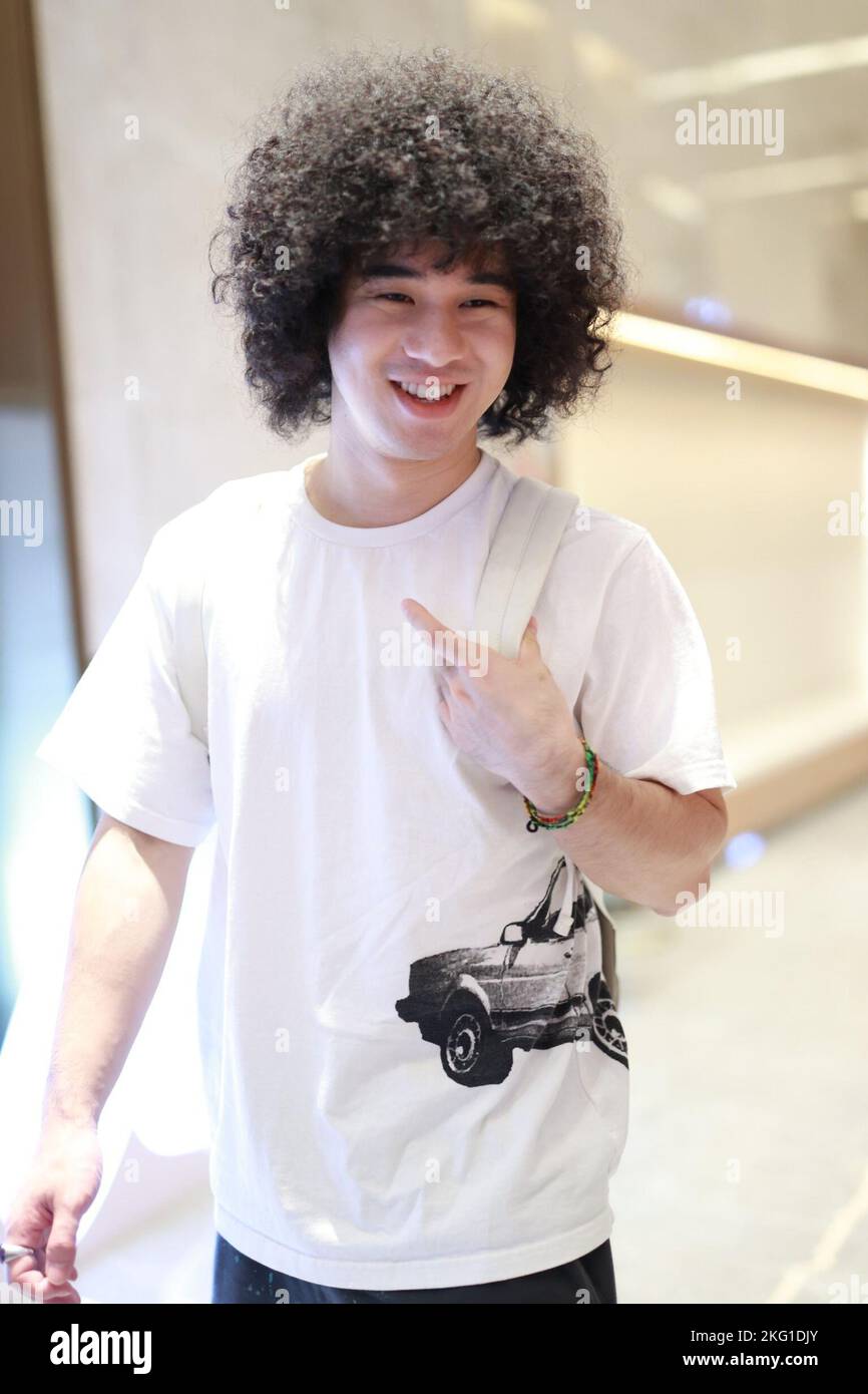 Hong Kong singer Mike Tsang Pei Tak appeared on the street in Shanghai ...