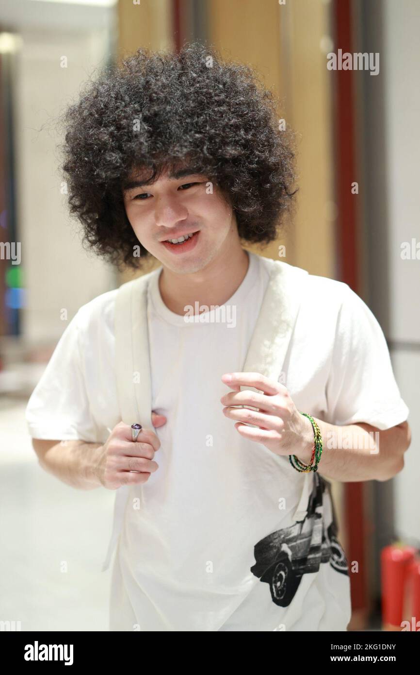 Hong Kong singer Mike Tsang Pei Tak appeared on the street in Shanghai ...