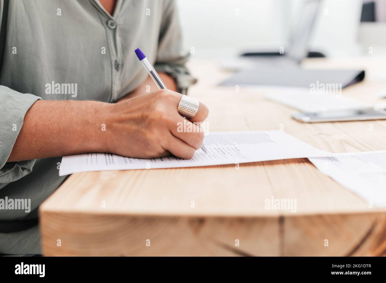 Close up business woman writing hi-res stock photography and images - Alamy