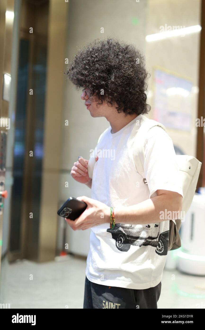 Hong Kong singer Mike Tsang Pei Tak appeared on the street in Shanghai ...