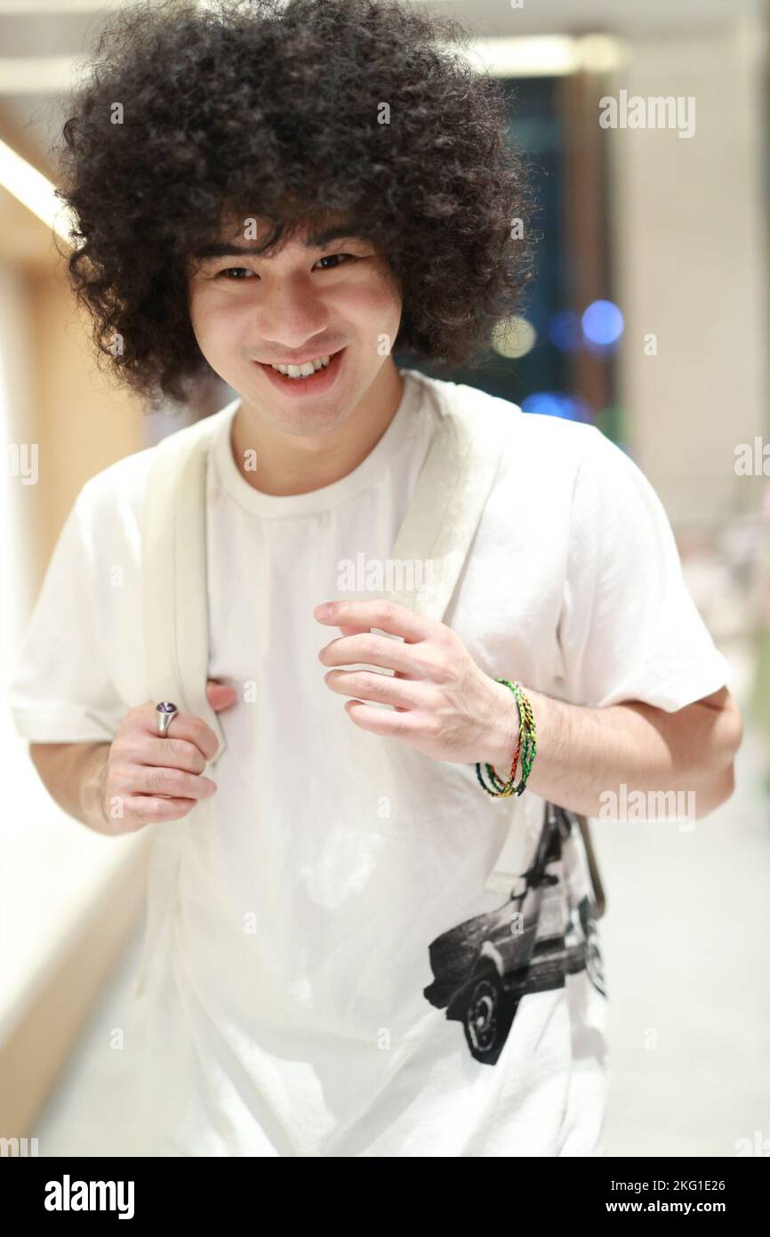 Hong Kong singer Mike Tsang Pei Tak appeared on the street in Shanghai ...