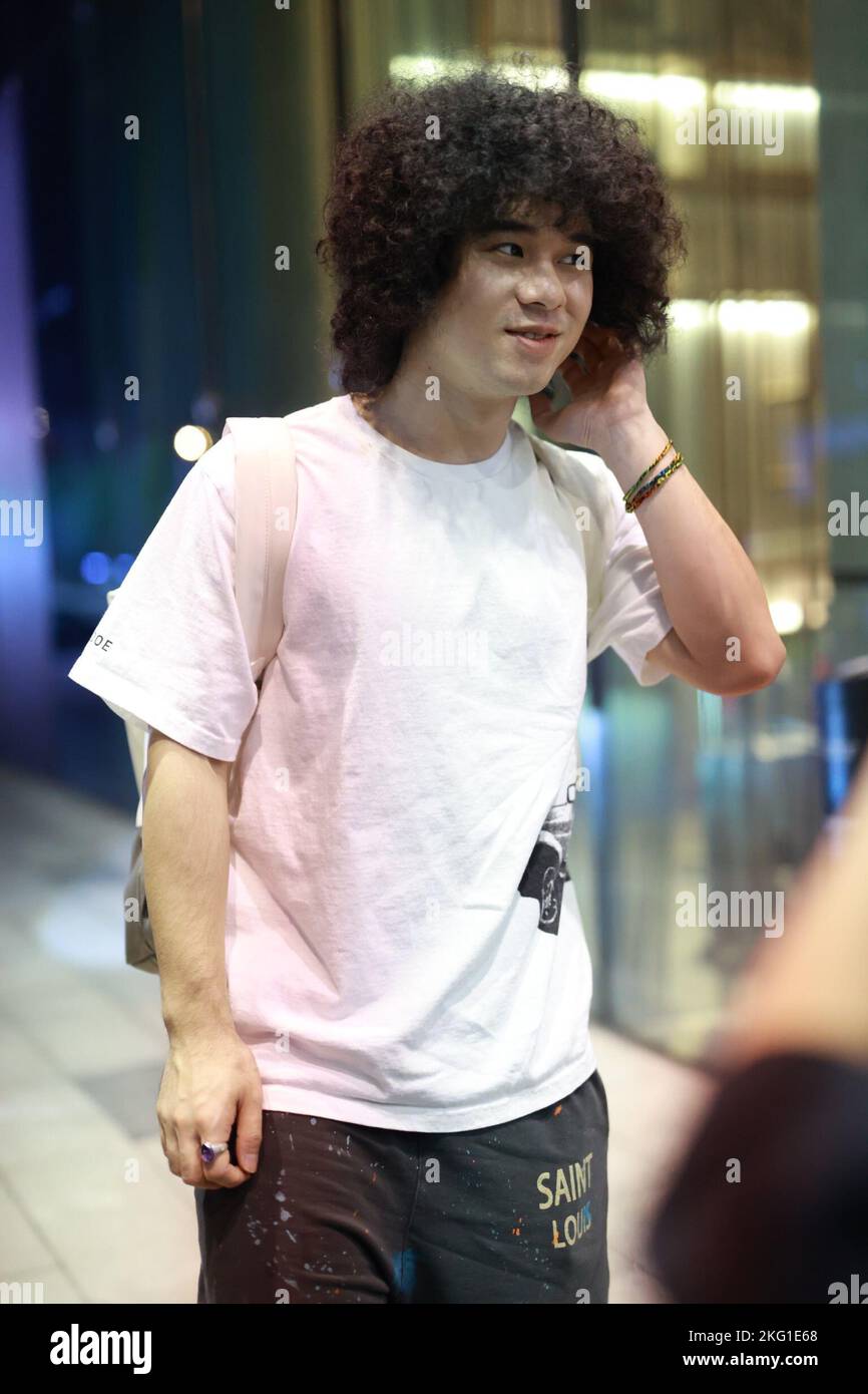 Hong Kong singer Mike Tsang Pei Tak appeared on the street in Shanghai ...