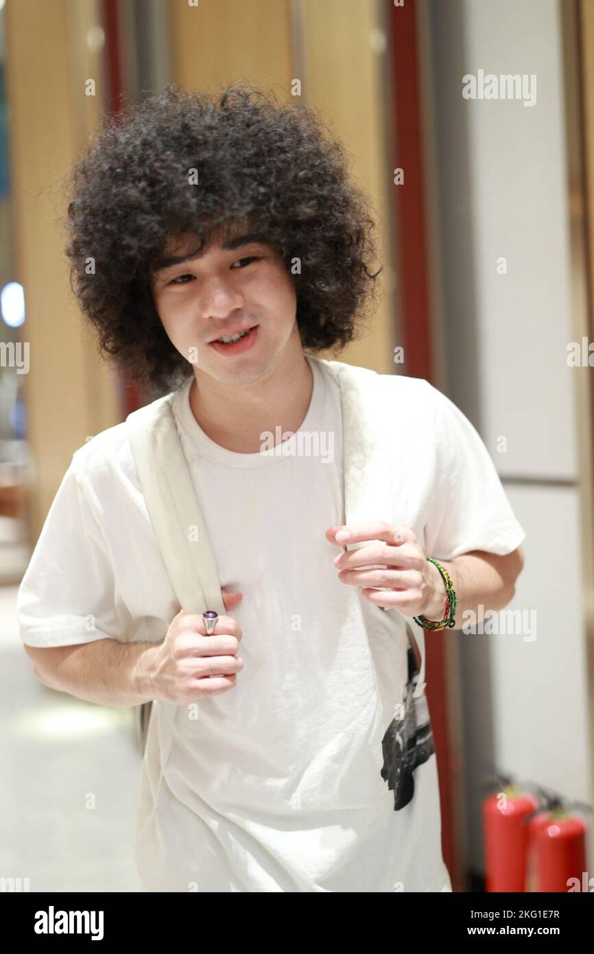 Hong Kong singer Mike Tsang Pei Tak appeared on the street in Shanghai ...