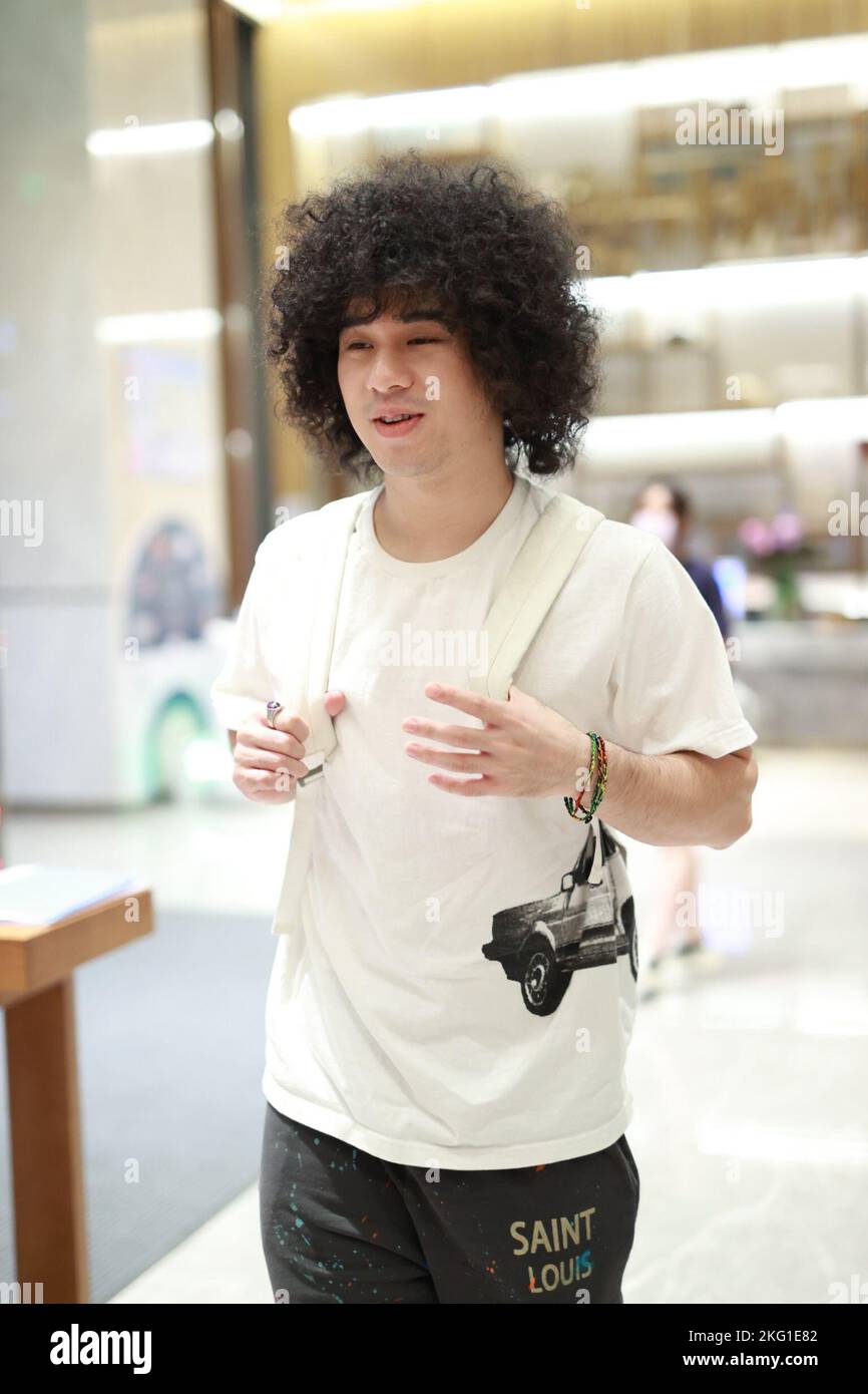 Hong Kong singer Mike Tsang Pei Tak appeared on the street in Shanghai ...