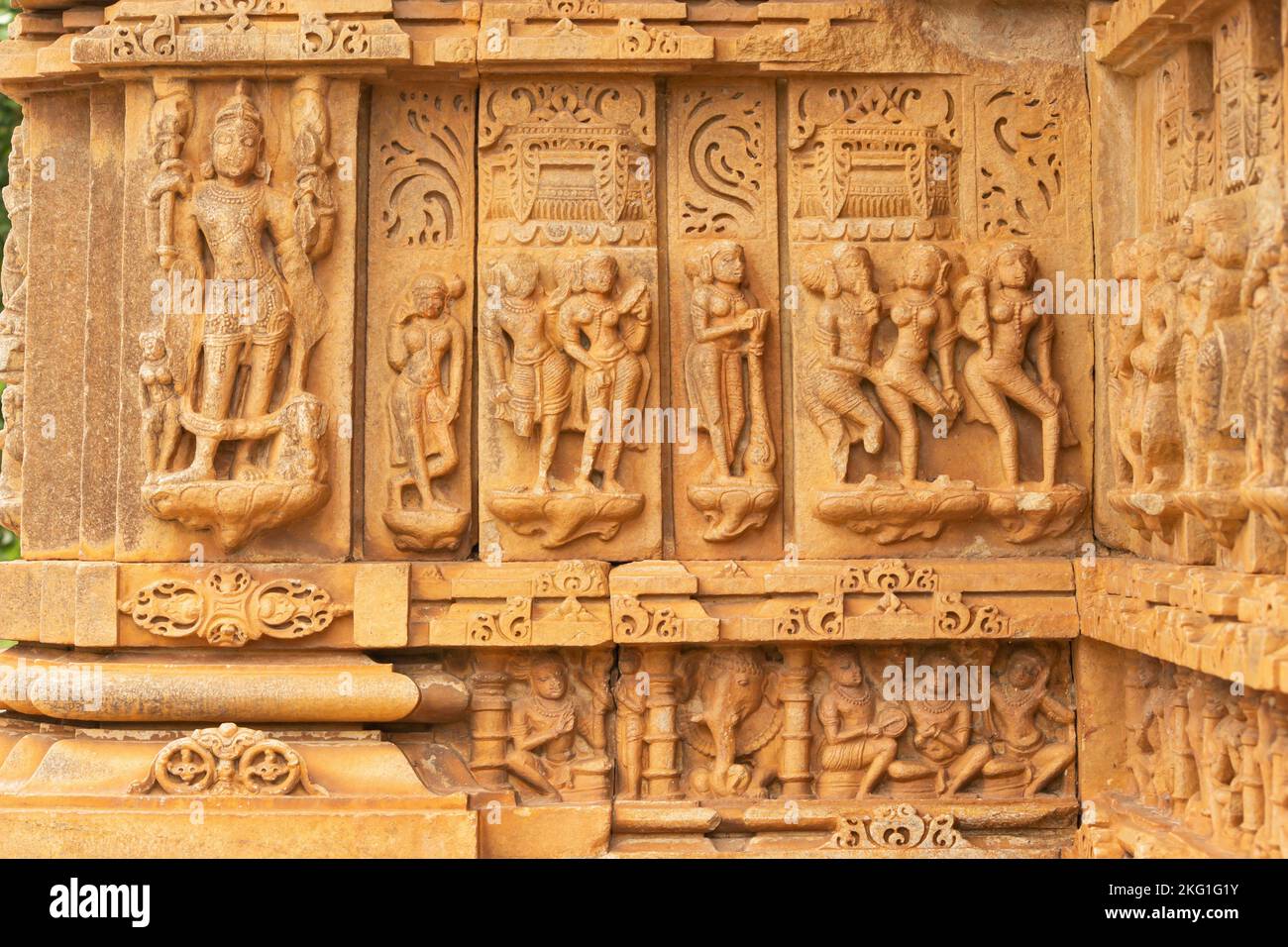 Sculptures of musician and dancing couples on the Sas Bahu or Sahastra ...