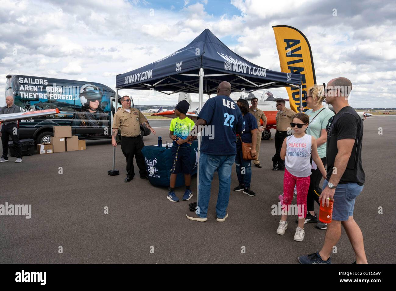 MEMPHIS, Tenn. (Oct. 22, 2022) Navy recruiters from Navy Talent ...