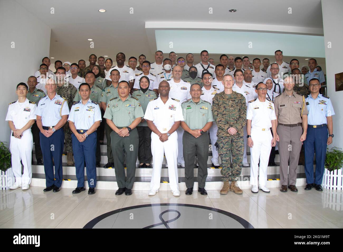 Royal Brunei Armed Forces and U.S. service members pose for a photo ...