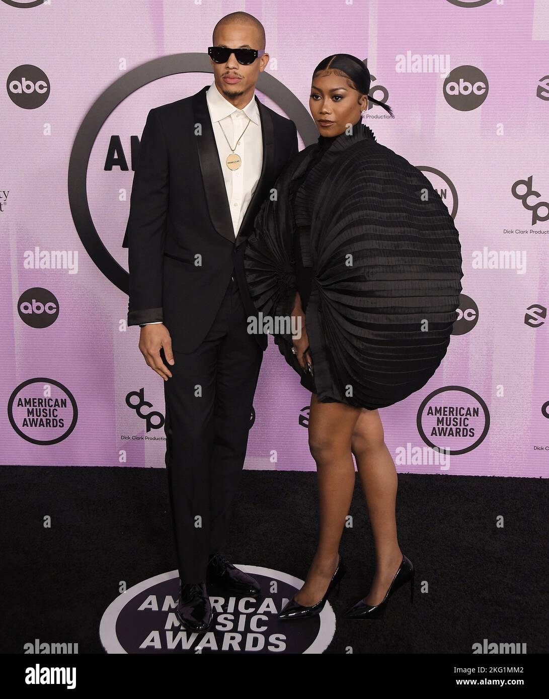(L-R) Raysean Hairston and Muni Long arrives at the 2022 American Music ...