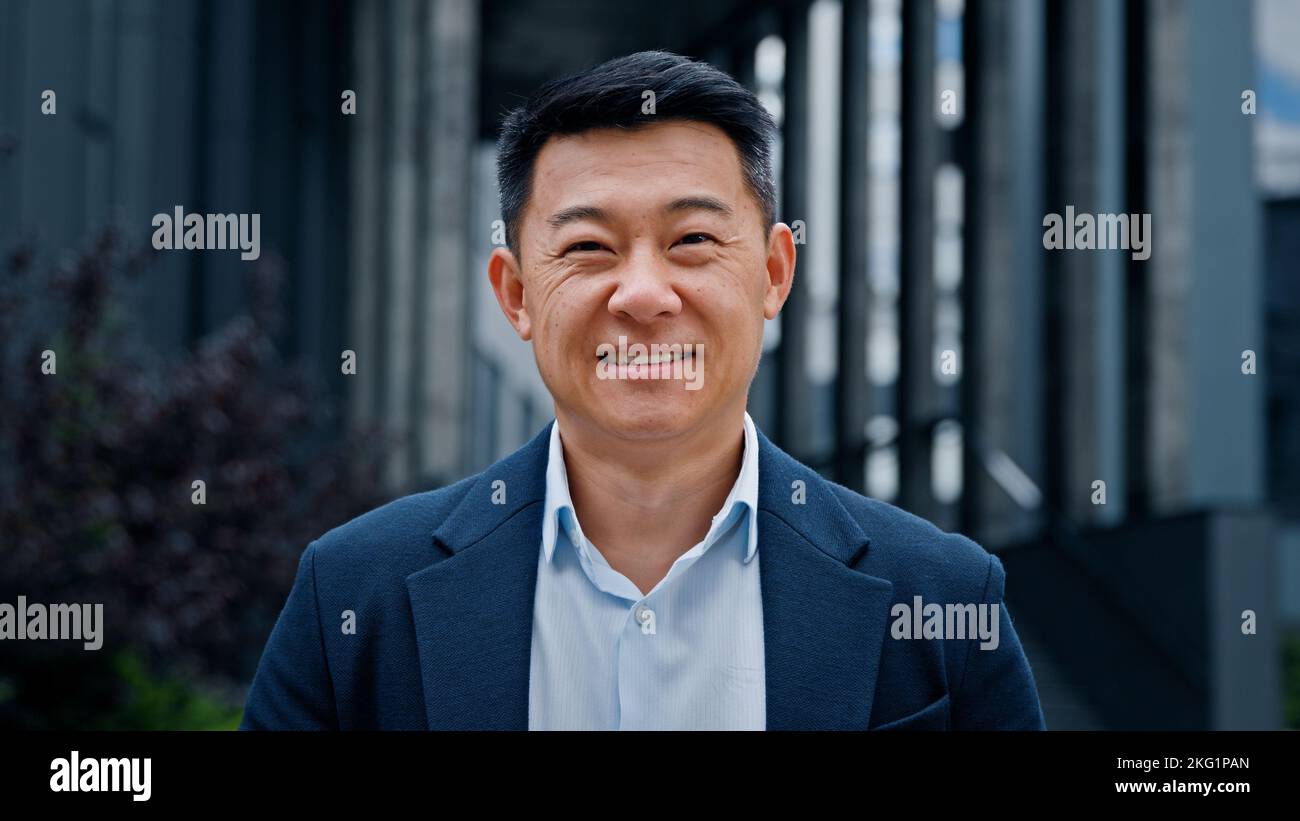 Portrait middle aged chinese man hi-res stock photography and images ...