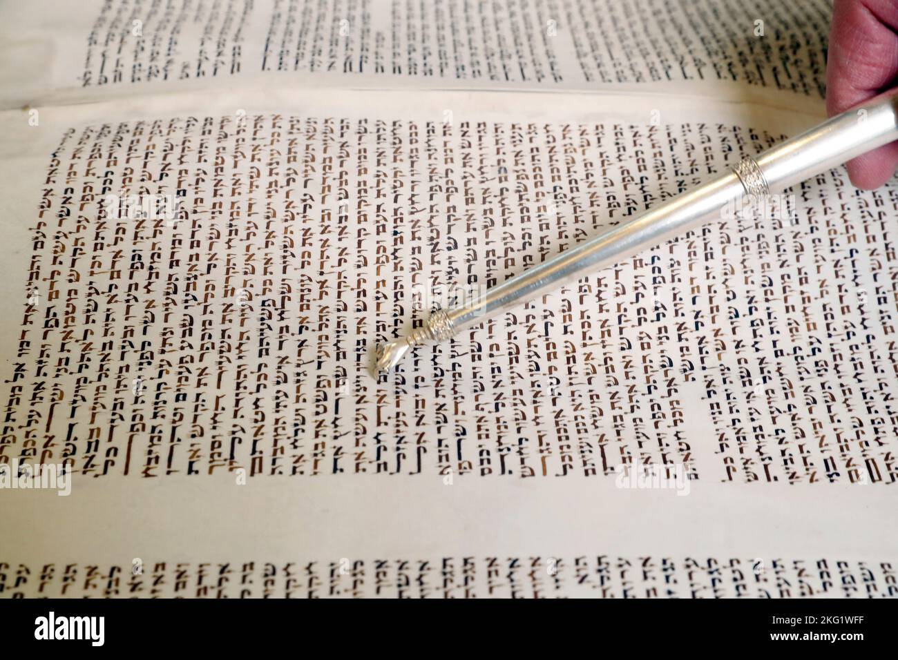Rabbin holding a yad, reading an ancient Torah scroll. Yom Kippur Stock ...