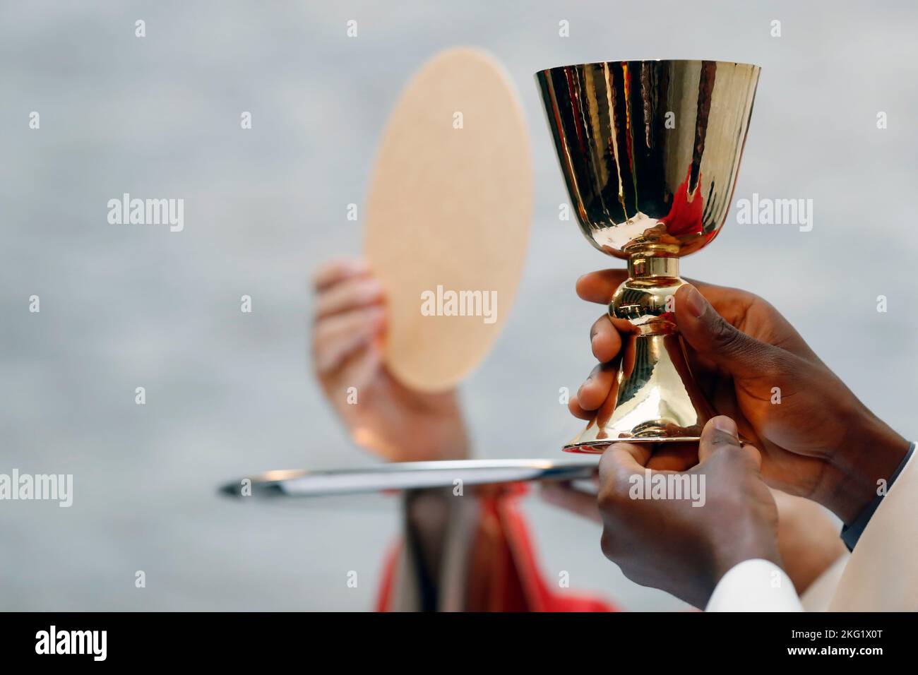 Priest host chalice hi-res stock photography and images - Alamy