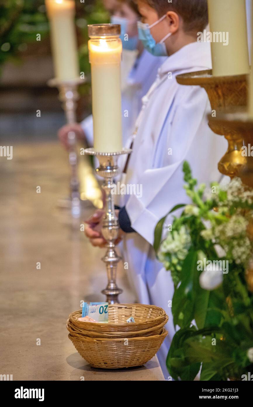 Church offering basket hi-res stock photography and images - Alamy