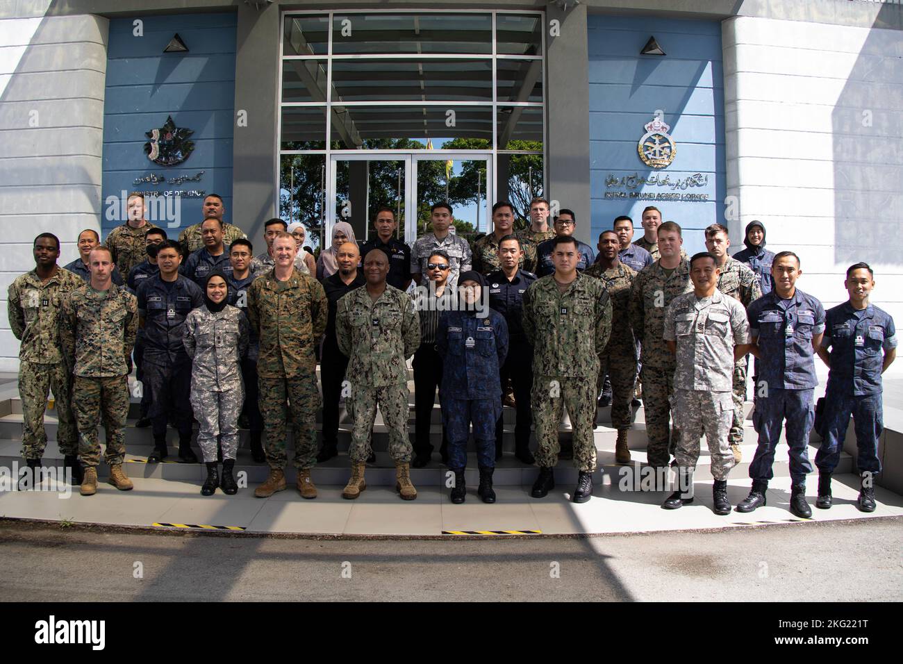 Royal Brunei Armed Forces and U.S. service members pose for a photo ...