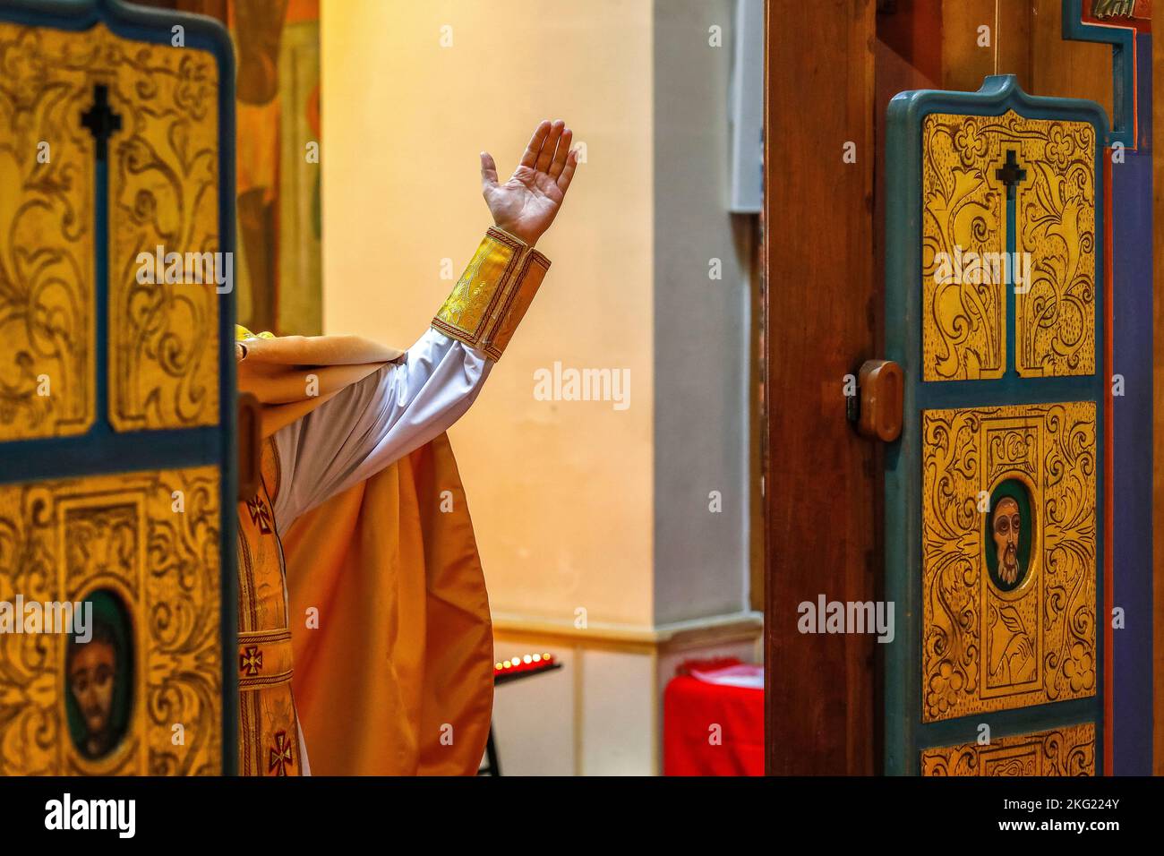 Mass in Saint Volodymyr Greek catholic Ukrainian cathedral, Paris ...