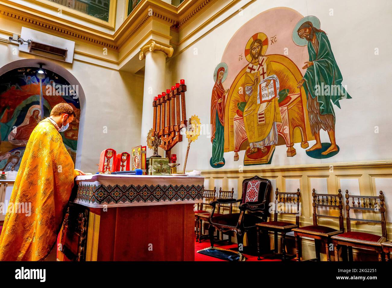 Mass in Saint Volodymyr Greek catholic Ukrainian cathedral, Paris ...