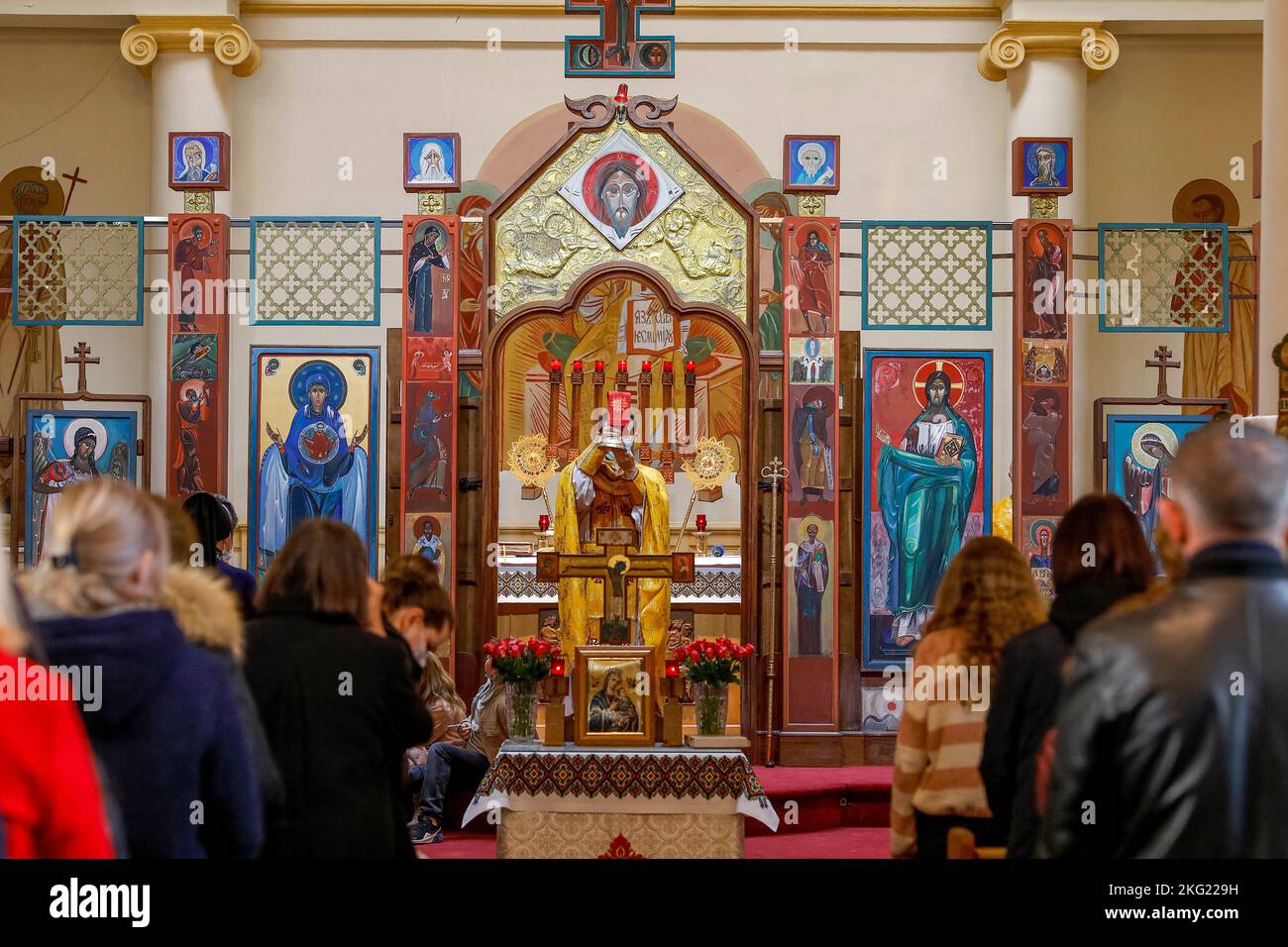 Mass in Saint Volodymyr Greek catholic Ukrainian cathedral, Paris ...