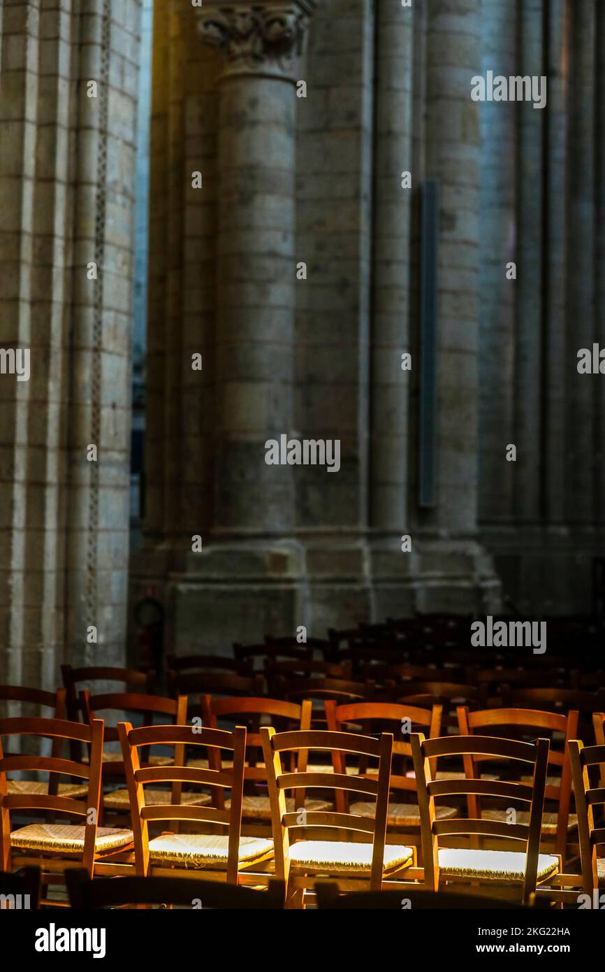Le mans cathedral column hi-res stock photography and images - Alamy