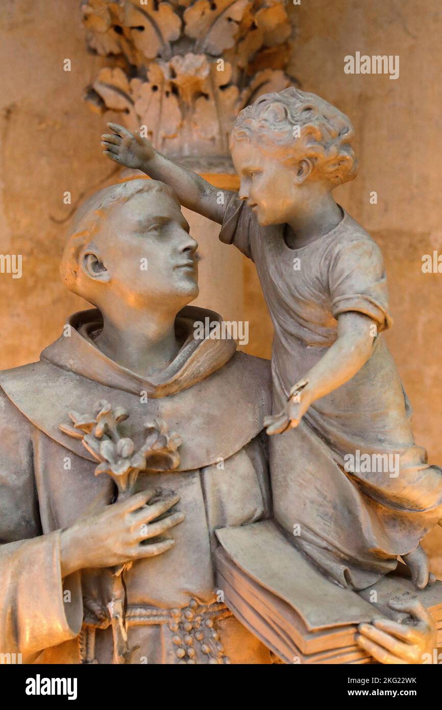 Statue de saint anthony hi-res stock photography and images - Alamy
