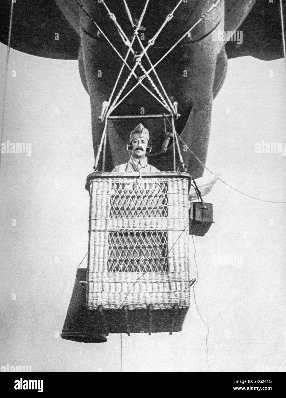 WW1 - 14-18 : French observer in a tethered balloon Stock Photo - Alamy