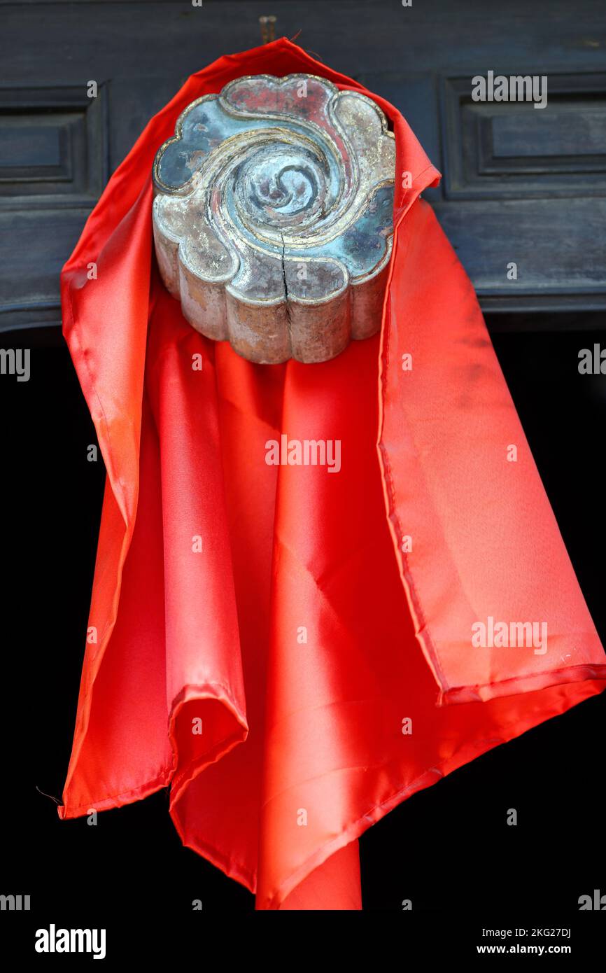 Ying and yang symbol on a door. Hoi An. Vietnam Stock Photo - Alamy