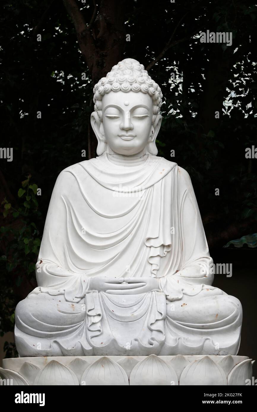 Statue sitting buddha hi-res stock photography and images - Alamy