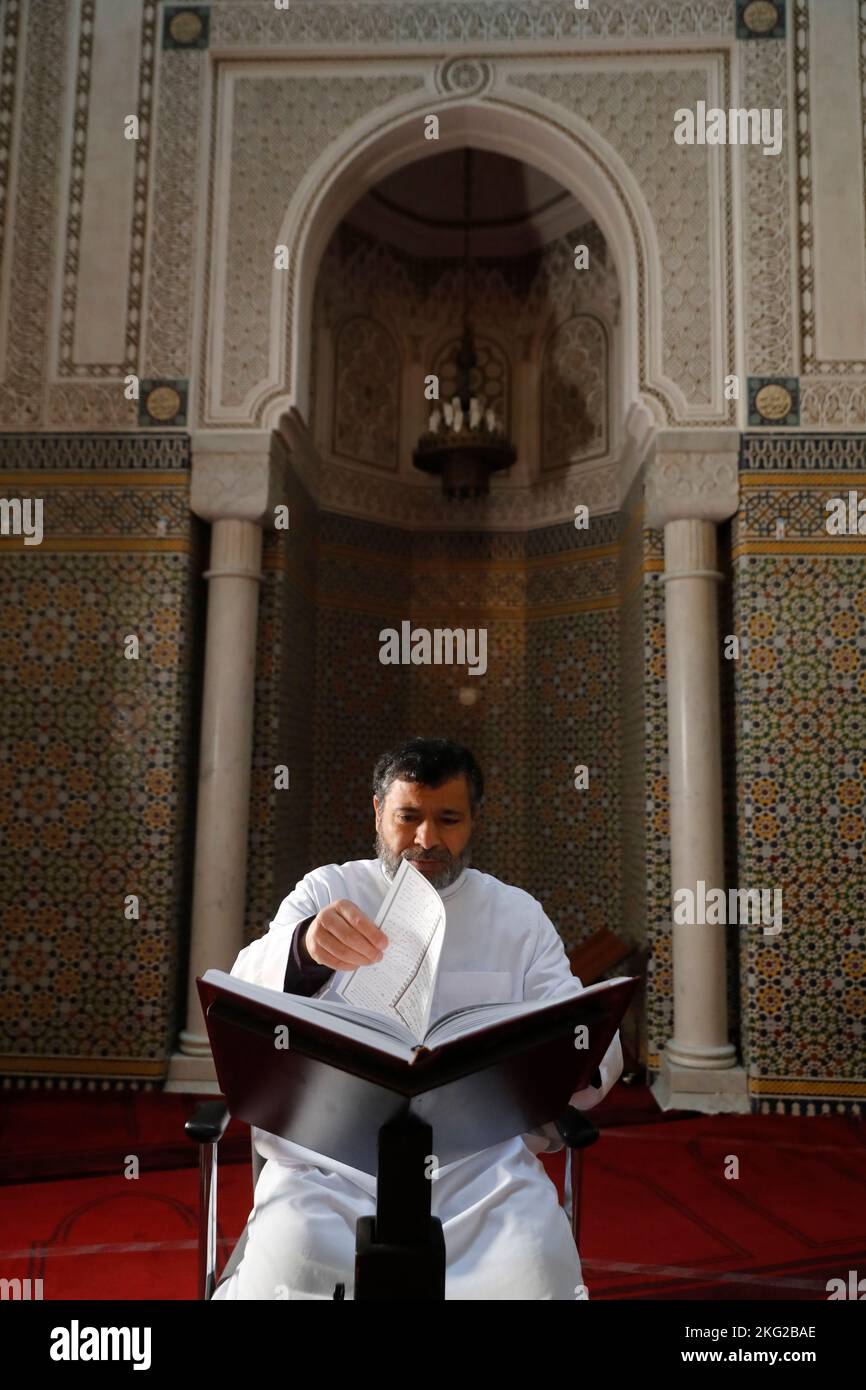 Geneva mosque. Imam reading the Quran. Switzerland Stock Photo - Alamy