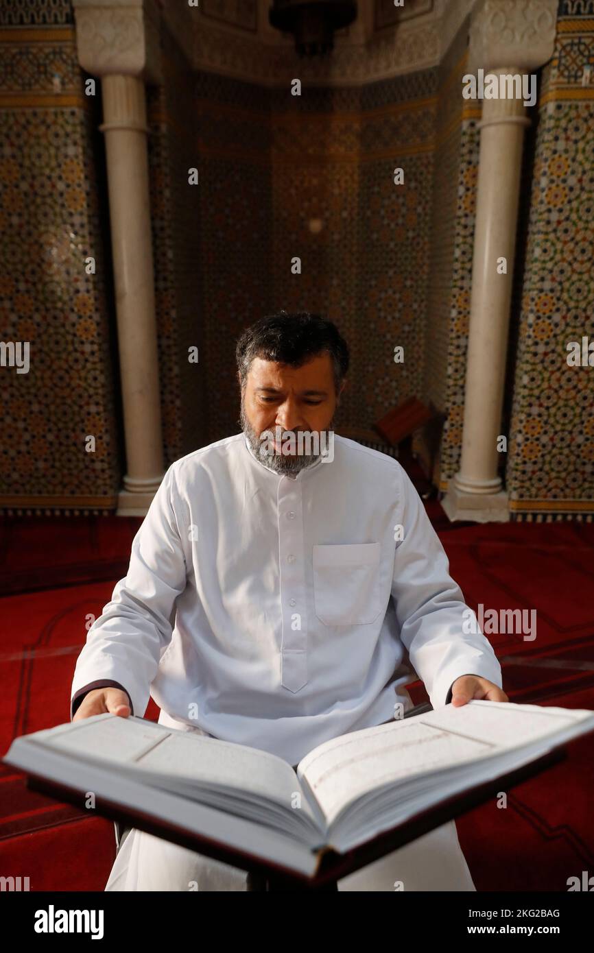Geneva mosque. Imam reading the Quran. Switzerland Stock Photo - Alamy