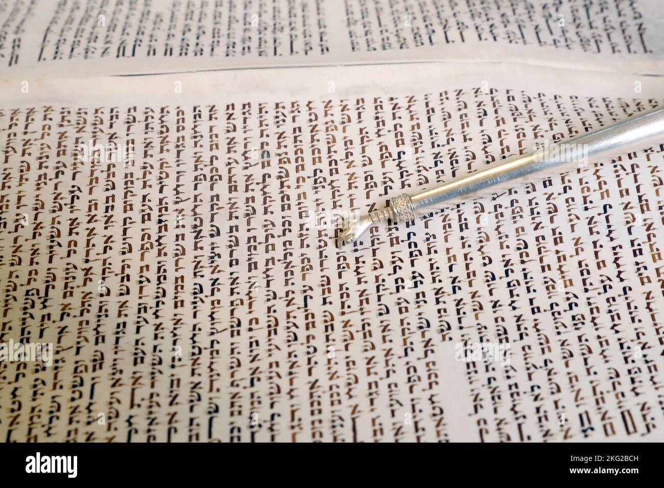 Rabbin holding a yad, reading an ancient Torah scroll. Yom Kippur Stock ...