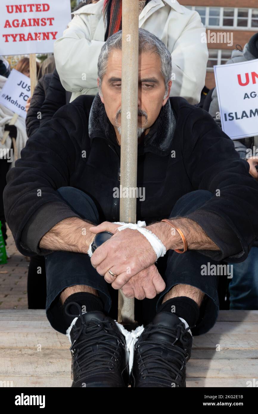 Man tied to pole hi-res stock photography and images - Alamy