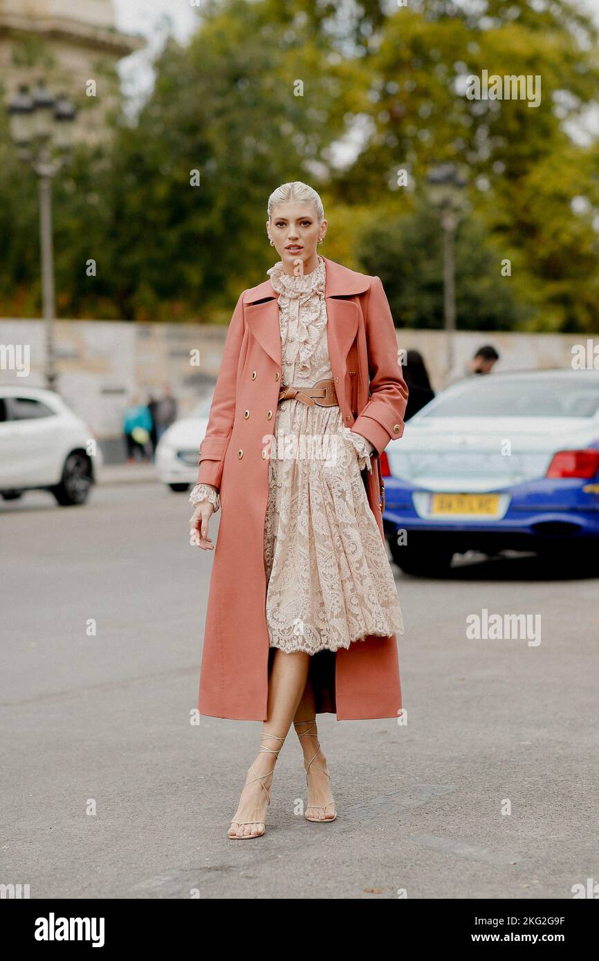 Street style, Devon Windsor arriving at Zimmermann Spring Summer 2023 ...