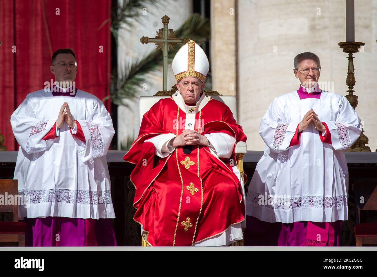 Pope Francis leads the Palm Sunday mass in St. Peter square,Palm Sunday ...