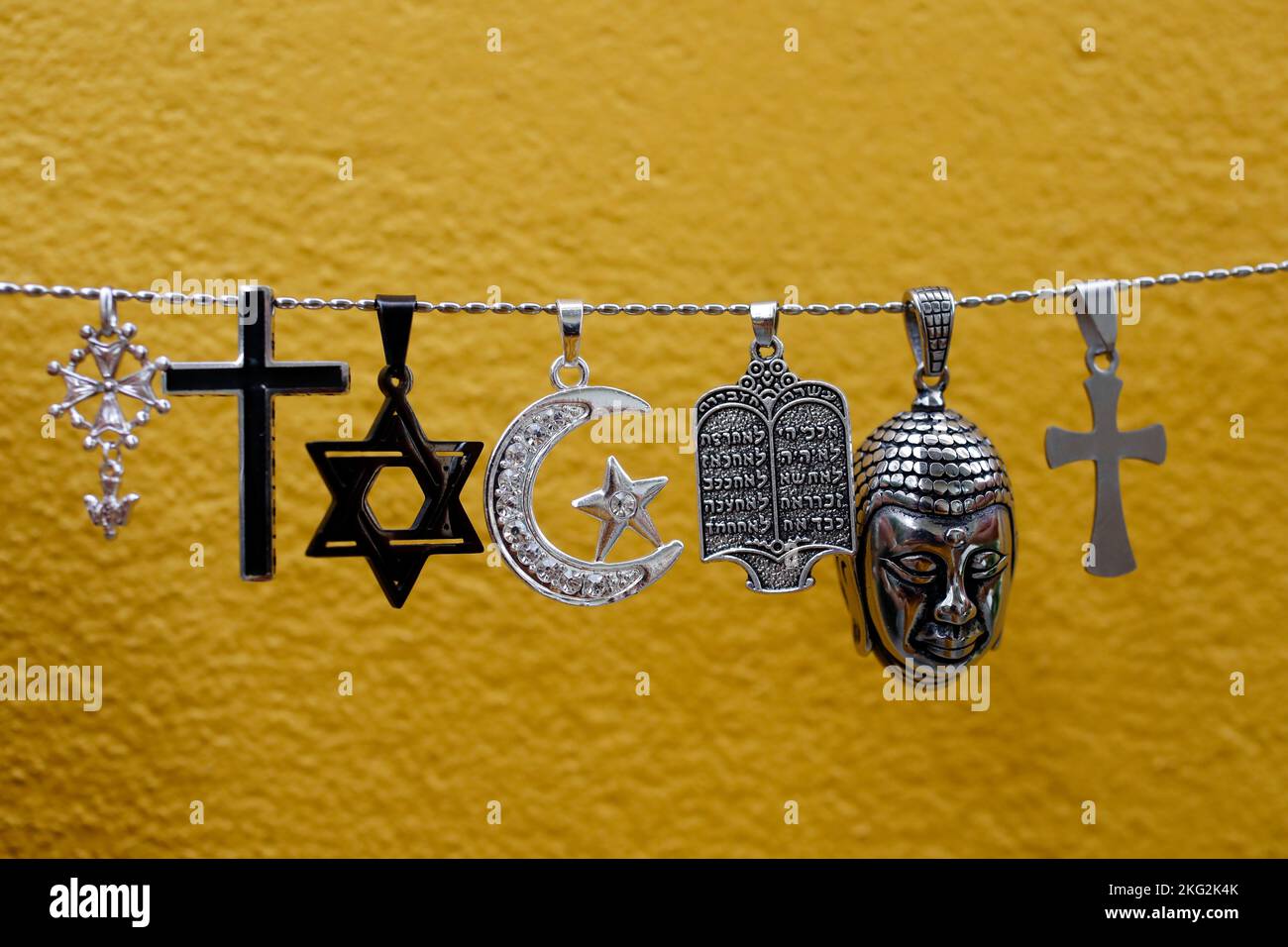 Religious symbols : Catholic, Islam, Judaism, Orthodox, Protestant ...
