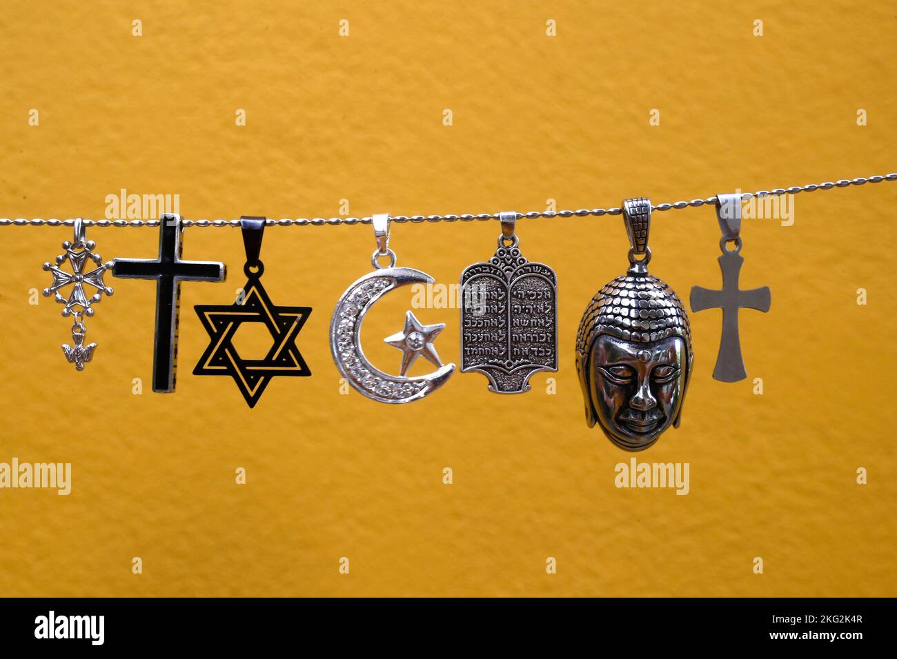 Religious symbols : Catholic, Islam, Judaism, Orthodox, Protestant ...