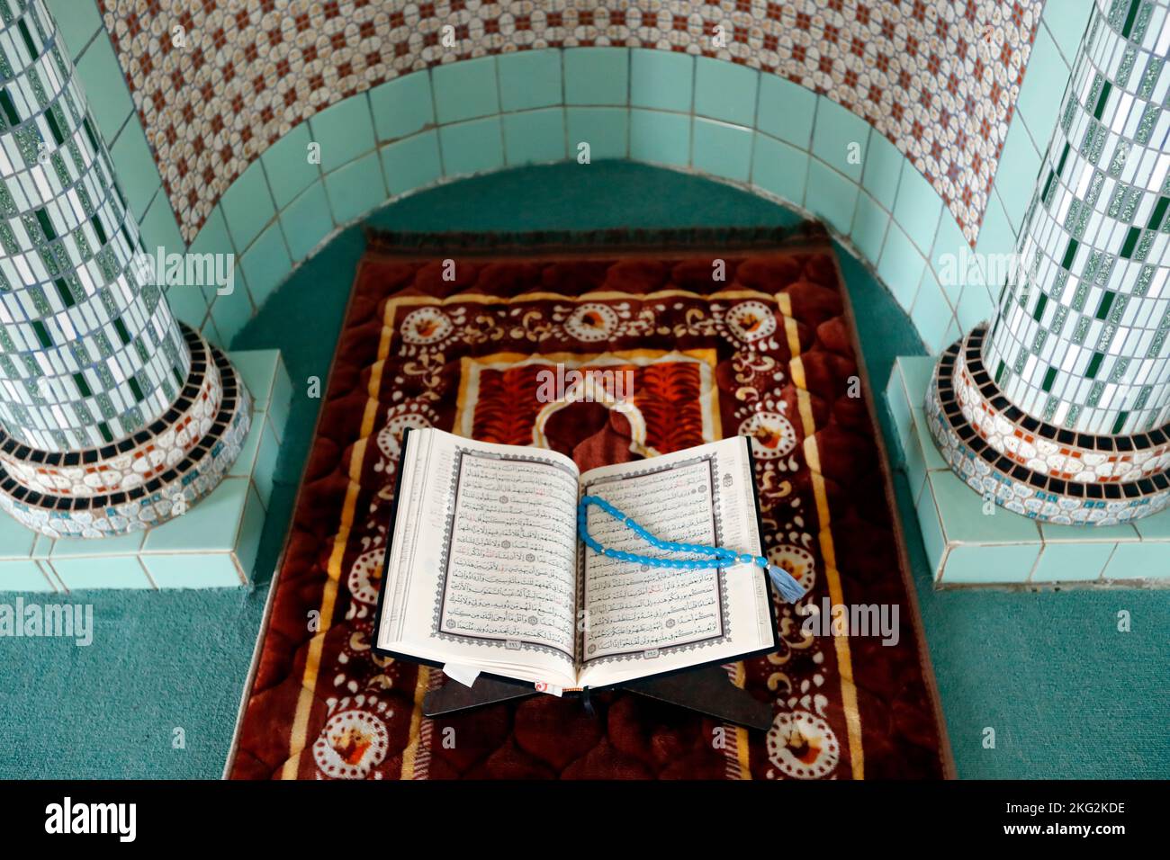 Mubarak mosque. Open Quran and muslim prayer beads on wood stand. Symbol of Islam Stock Photo ...