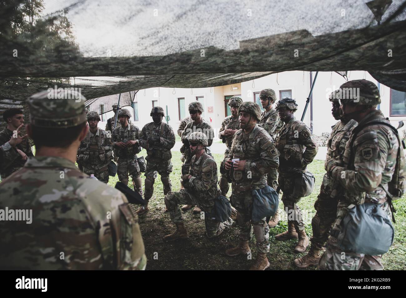 U.S. Army Soldiers practice clearing malfunctions with a M4A1 carbine ...