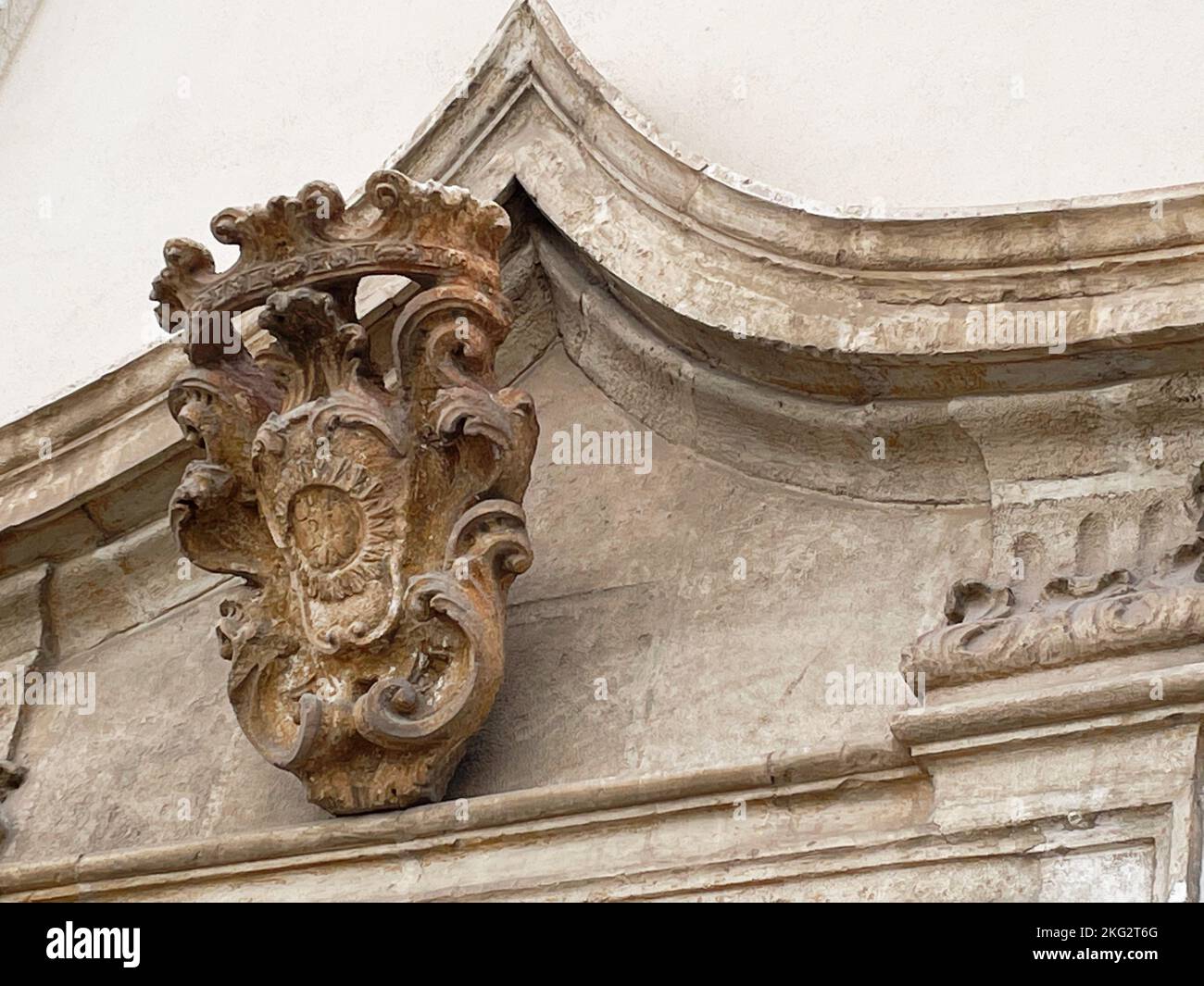 Sculpted coat of arms hi-res stock photography and images - Alamy